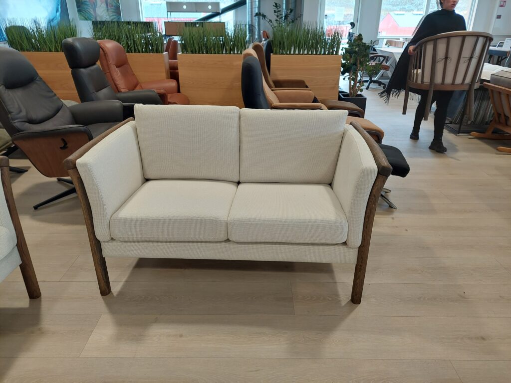 Dorte 2 pers. Sofa, Bella Stof, røget-eg armlæn - Møbelmagasinet Nuuk